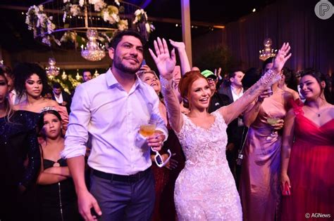 Marília Mendonça é homenageada no casamento de Mirela Janis e Yugnir