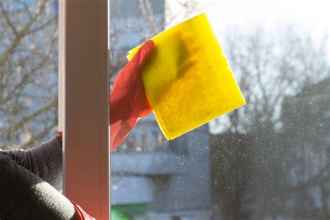 Jak usunąć naklejkę z szyby Dostawa okien