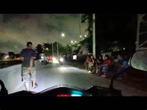 Ngojek Ngalong Melintas Di Jalan Bandengan Pinggiran Kali Jodo Tembok