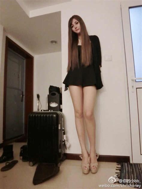 Vẻ đẹp cuốn hút của mỹ nữ chân dài 1m2