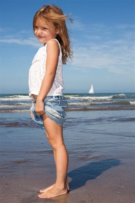 La Fille Heureuse Joue En Mer Sur La Plage Tropicale Photo Stock