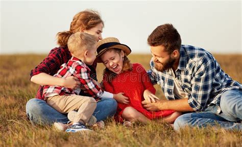 Glückliche Familie Mutter Vater Kinder Sohn Und Tochter in Der