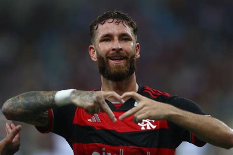 Atitude de Karoline Lima e Léo Pereira repercute em meio a torcida do