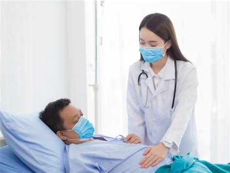 Une Femme Médecin Asiatique Vérifie Le Symptôme D un Patient Homme Qui