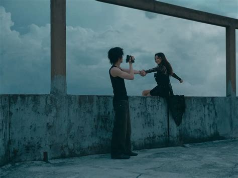 MV Ai Lau Đôi Mi Hoen của Hà Nhi đậm màu sắc điện ảnh