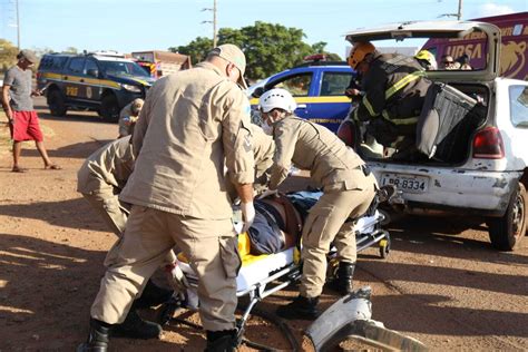 Condutor Sinais De Embriaguez Causa Acidente Entre Tr S Ve Culos Na