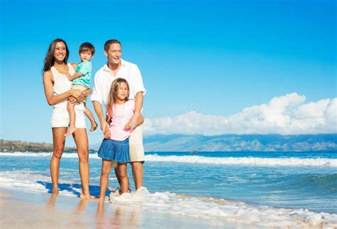 Glückliche Familie Auf Dem Strand Stockfoto Bild von mama porträt
