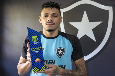 Eleito craque do mês no Brasileirão Tiquinho Soares destina doações
