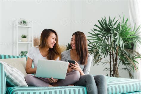 Belas Jovens Mulheres Asiáticas Lgbt Lésbicas Casal Feliz Sentado No Sofá Comprando On Line