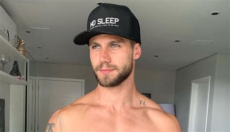 Jonas Sulzbach só de sunga Volume na Cueca