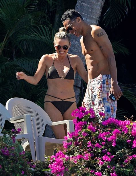 Gma S Amy Robach Kisses Tj Holmes And Flaunts Fit Figure In Very Tiny