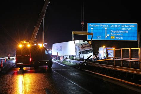 Schwerer Unfall Auf Der A Lkw H Ngt Meterhoch Ber Abgrund Radio
