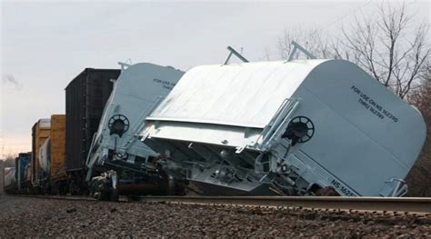 Tren De Carga Se Descarrila Con Materiales Peligrosos En Ohio
