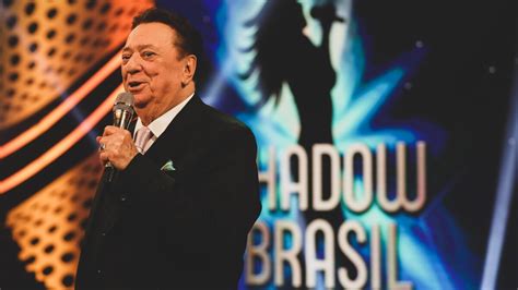 Foto Raul Gil após acidente e operação recebeu alta nesta quarta