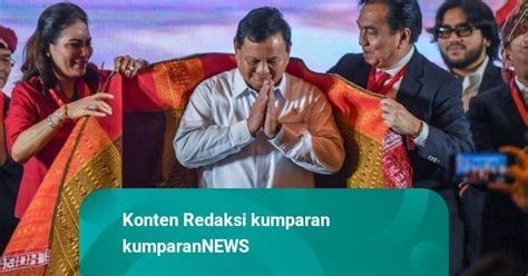Foto Effendi Simbolon Pakaikan Kain Ulos Ke Prabowo Di Rakernas Pbsi