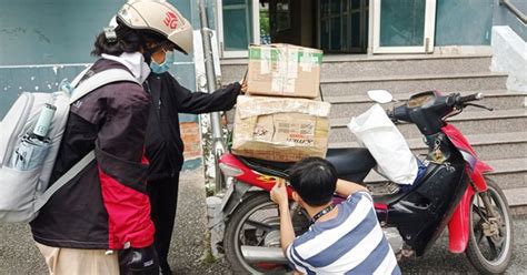 Nhiều sinh viên dọn đồ rời khỏi ký túc xá