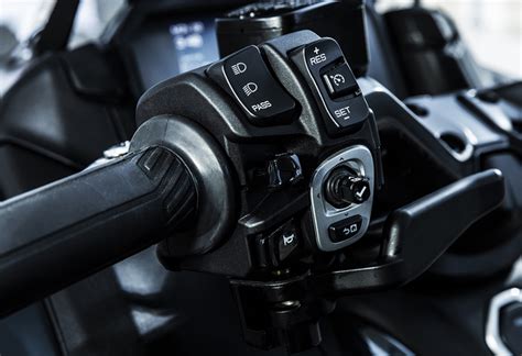 Images Yamaha TMAX 2022 Maxi Scooter Pratique Et Sportif Moniteur