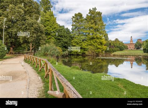 Gran parque urbano en Milán Italia El parque Sempione y el castillo