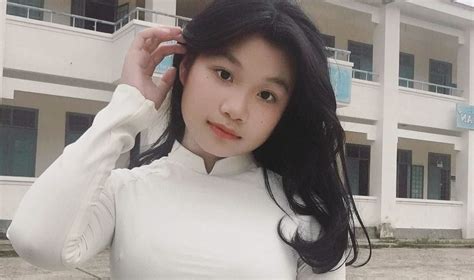 Nữ sinh trường cấp 3 với cái lồn xinh múp rụp chơi phê chym