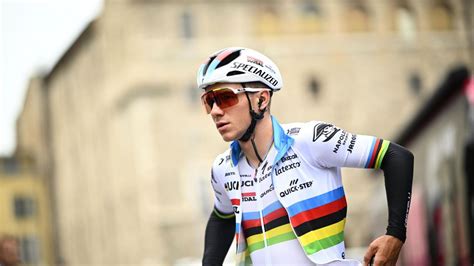 Remco Evenepoel dévoile son maillot de champion du monde pour la saison