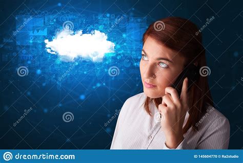 Persona Que Habla En El Tel Fono Con Concepto De La Tecnolog A De La