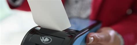 Una Mujer Con Chaqueta Roja Sostiene Una Terminal Bancaria En La Mano