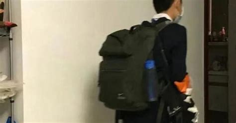 Con trai lớp 7 nhảy lầu từ tầng 17 ông bố giở cặp sách của con ra xem