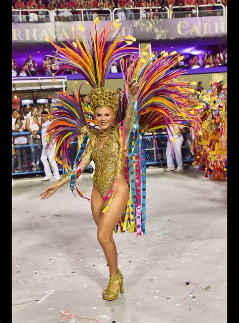 Foto Luisa Sonza mostrou muito samba no pé em um body dourado ao