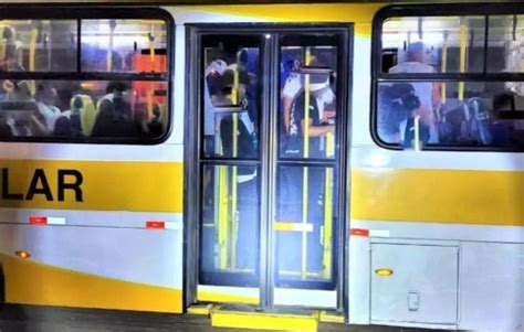PRF flagra adolescentes viajando em pé em ônibus escolar no sul da
