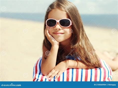Portrait D été Enfant Petite Fille Allongée Sur Le Sable Sur La Plage