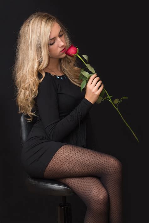 Fotoğraf Adam Kişi Kadın Karanlık Bacak şarkıcı Gül Model Giyim Siyah Bayan Sarışın