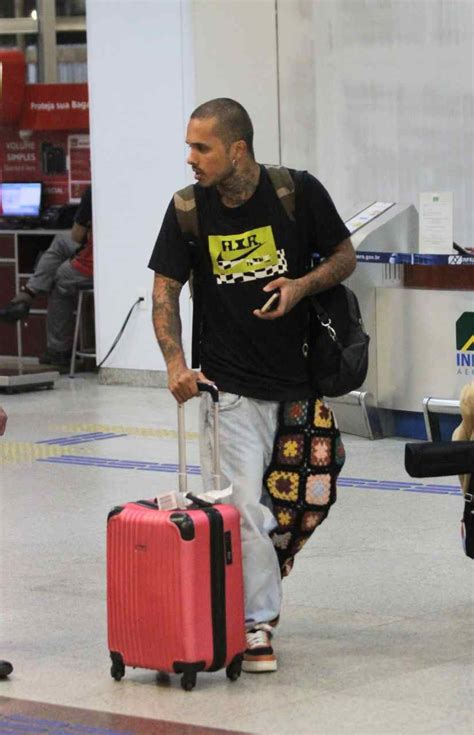 Vitão é tietado por fãs após desembarcar no aeroporto do Rio