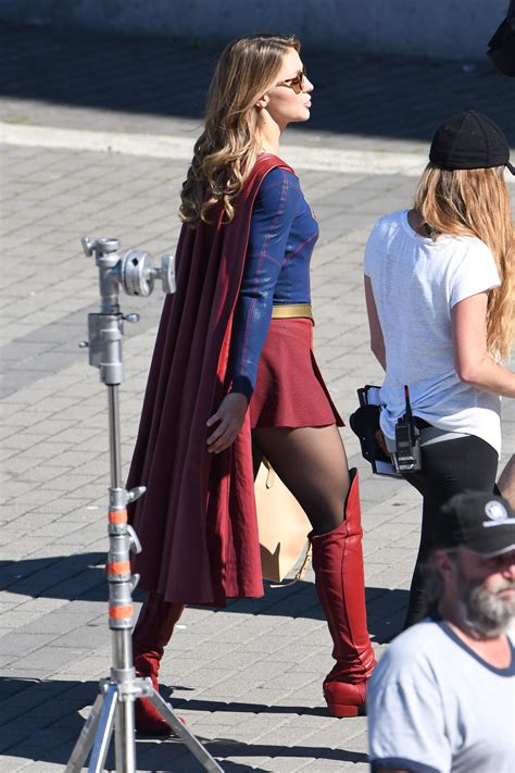 Melissa Benoist and Chyler Leigh on the set of Supergirl スーパーガール