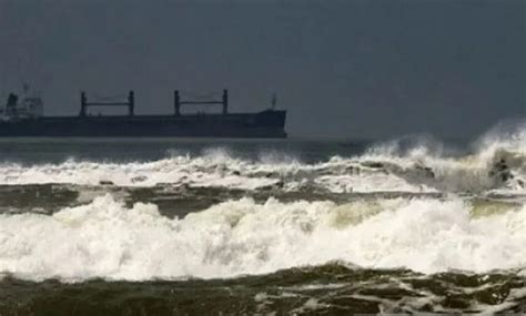 Waspada Gelombang Tinggi Air Laut Berpotensi Terjadi Hingga 6 Meter