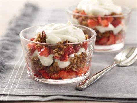 Yogurt con granola y fruta de 258 Kcal Receta fácil en la app Avena
