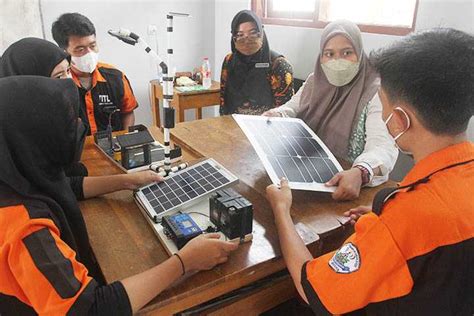 Diskusi Cara Kerja Panel Surya Koran Jakarta