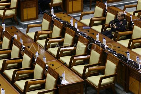 Deretan Kursi Kosong Pada Rapat Paripurna Dpr Antara Foto