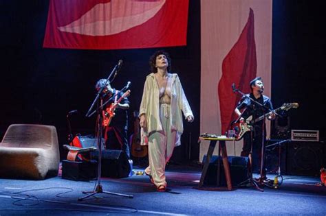 Adriana Calcanhotto Exibe Os Seios Em Show De Homenagem A Gal Costa