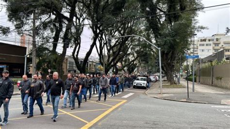 Policiais civis protestam em Curitiba durante segundo dia de paralisação