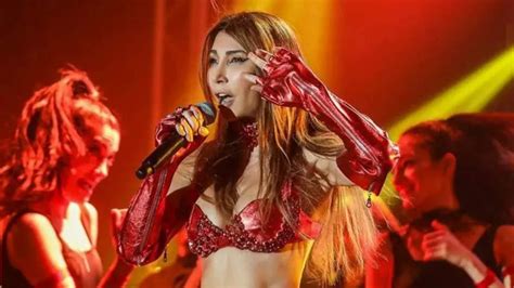 Hande Yener korkuttu Sahnede bir anda bayıldı Magazin