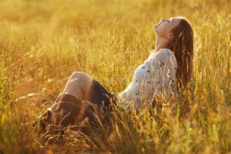 Femme Heureuse S Asseyant Dans L Herbe Photo Stock Image Du