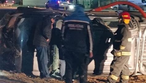 Perdió el control de su camioneta y volcó
