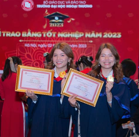 Chị em sinh đôi tốt nghiệp bằng xuất sắc khóa 58 trường ĐH Ngoại thương
