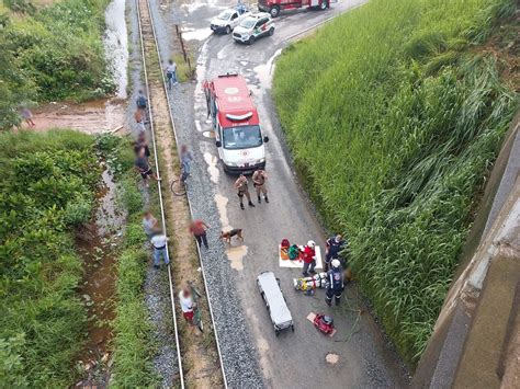 Vídeo Casal é jogado de cima de viaduto em acidente em Guaramirim