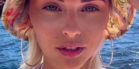 Kelly Vedovelli sublime à la piscine elle prend la pose en maillot de