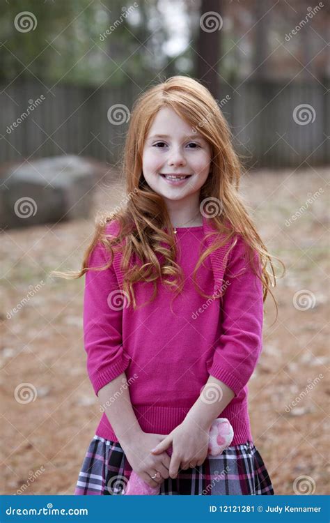 Fille Rousse De Sourire Avec Les Dents Manquantes Image Stock Image