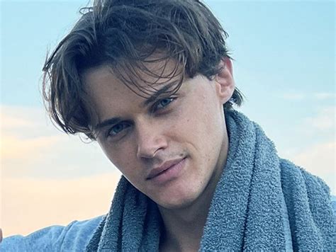 Quem faz Conrad Conheça Christopher Briney de O Verão Que Mudou