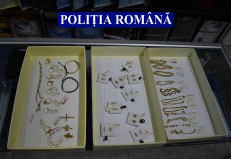Amenzi și bijuterii confiscate în urma unei razii a polițiștilor în
