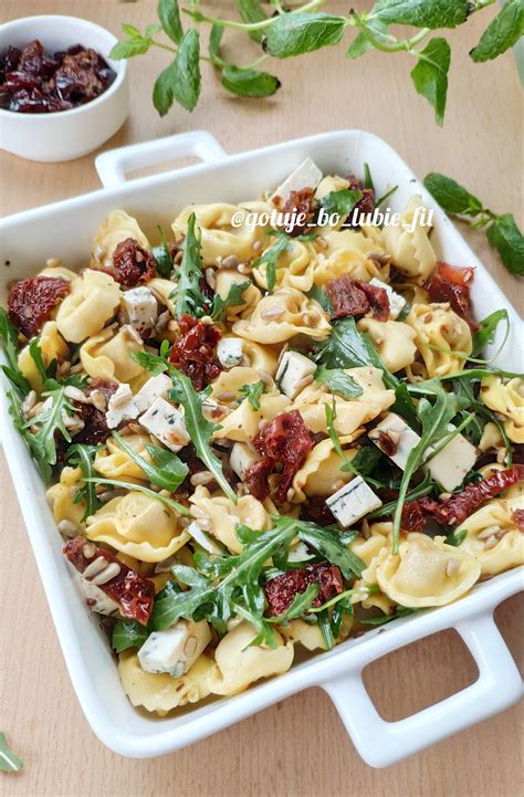 SAŁATKA z TORTELLINI SUSZONYMI POMIDORAMI SEREM PLEŚNIOWYM
