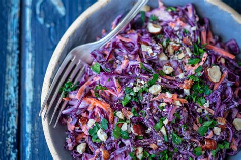 Coleslaw z czerwonej kapusty surówka z czerwonej kapusty